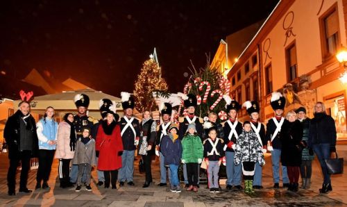 Purgarice i purgari tradicionalno okitili božićno drvce